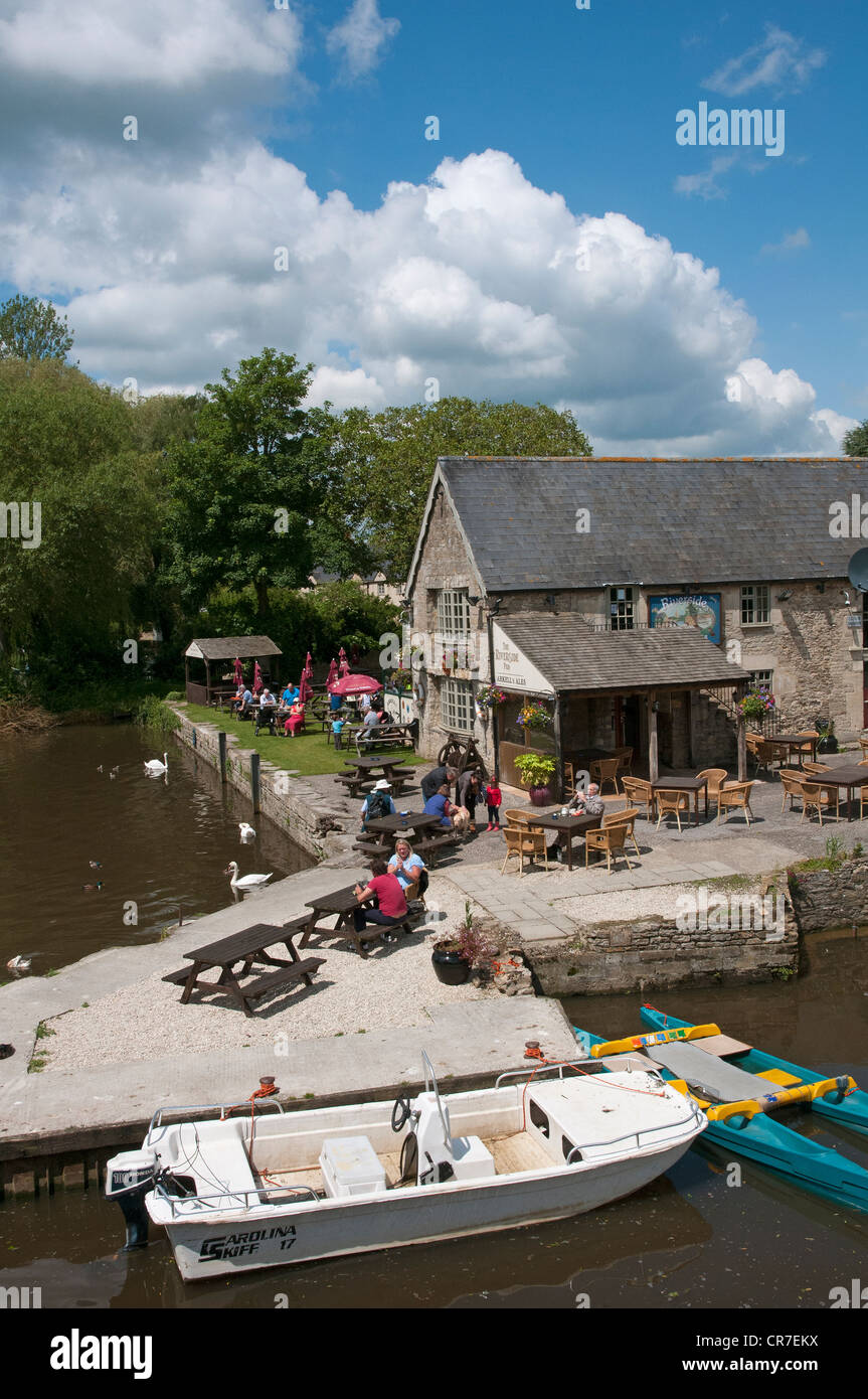 English rivers riverside pubs inns pub hi-res stock photography and ...
