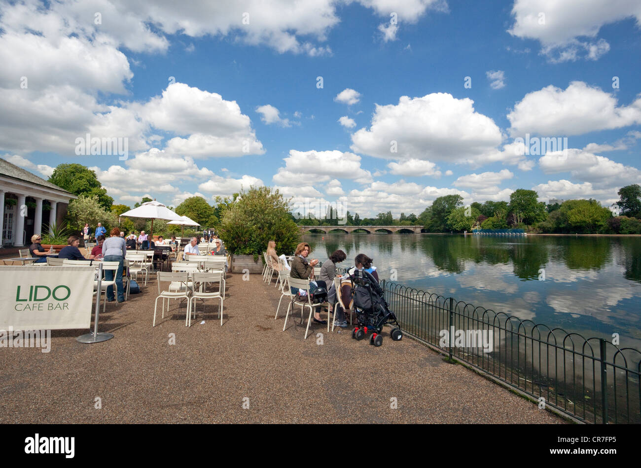 Serpentine hyde park summer hi-res stock photography and images - Alamy