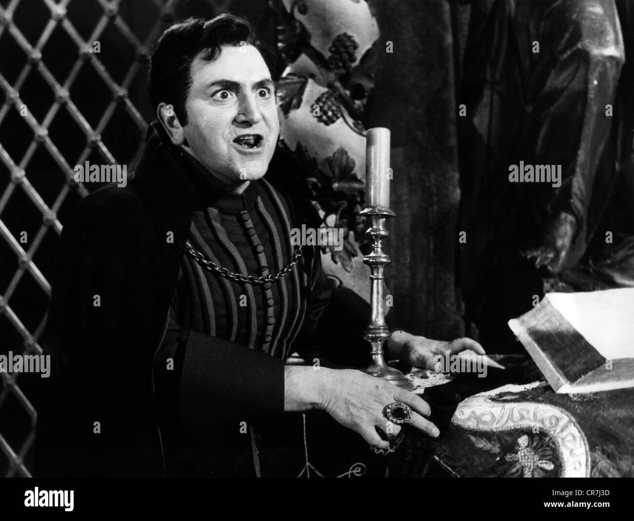 Opera singer singing hi-res stock photography and images - Alamy