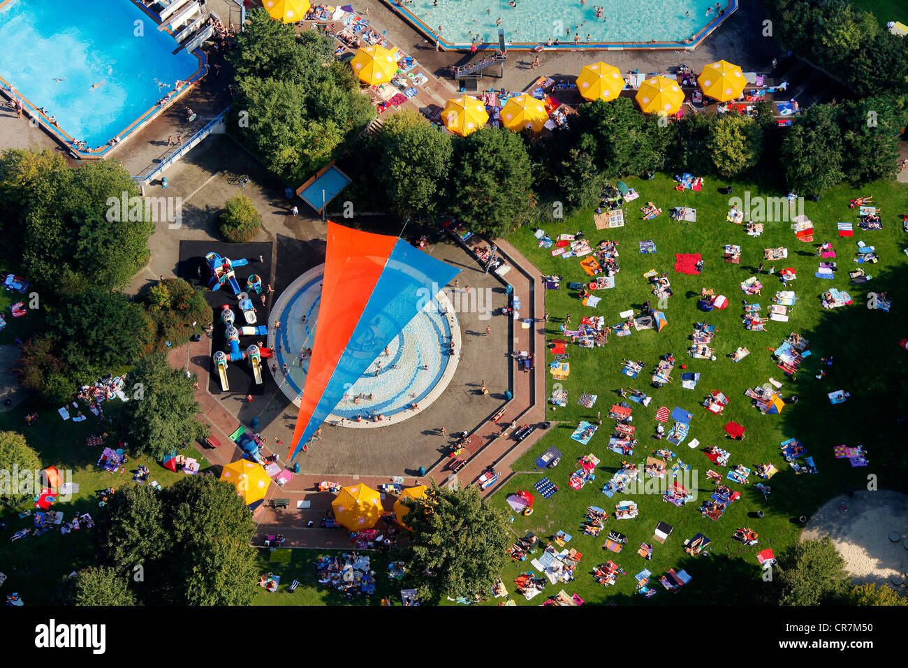 Public swimming pools hi-res stock photography and images - Alamy