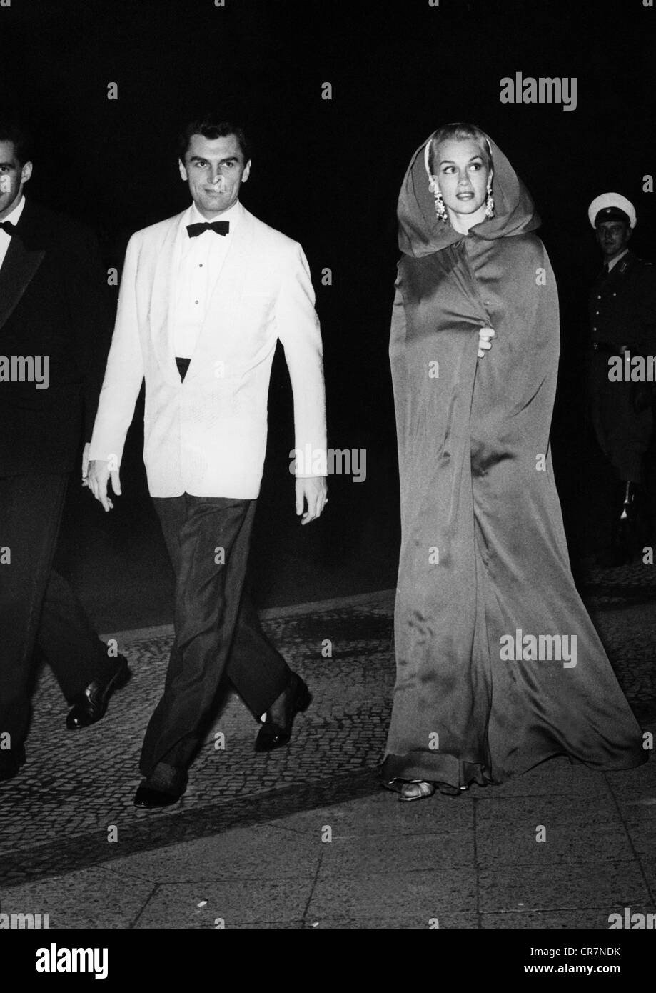 Edmund purdom hi-res stock photography and images - Alamy