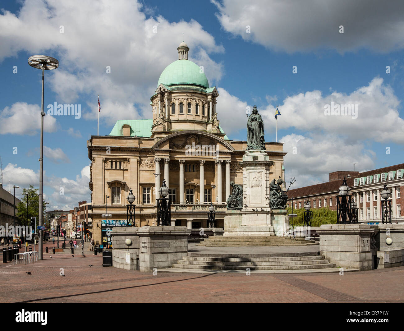 City Hall and Queen Victoria Statue Kingston-upon-Hull Yorkshire UK ...