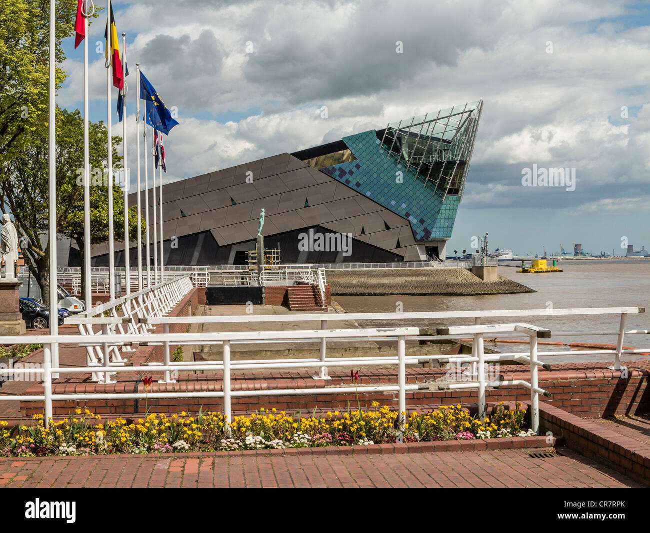 Aquarium hull submarium hi-res stock photography and images - Alamy