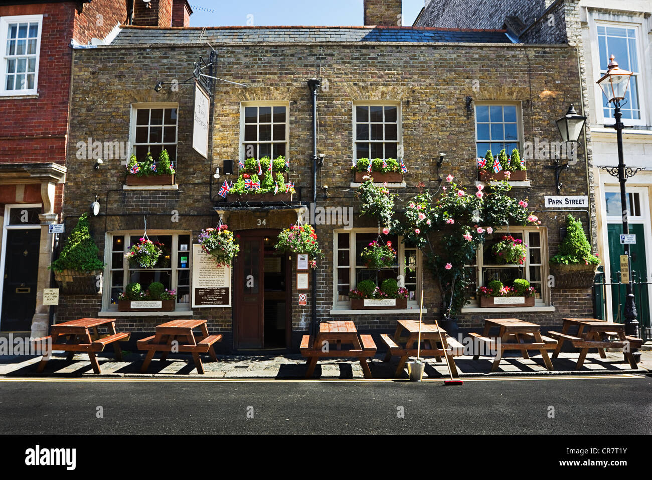 Traditional old English pub exterior Stock Photo - Alamy