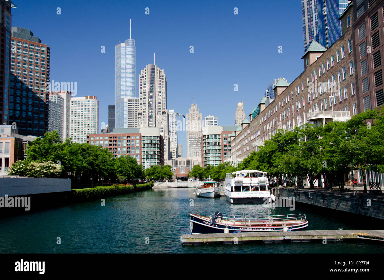 Illinois, Chicago. Canal view of the Chicago's Magnificent Mile city ...