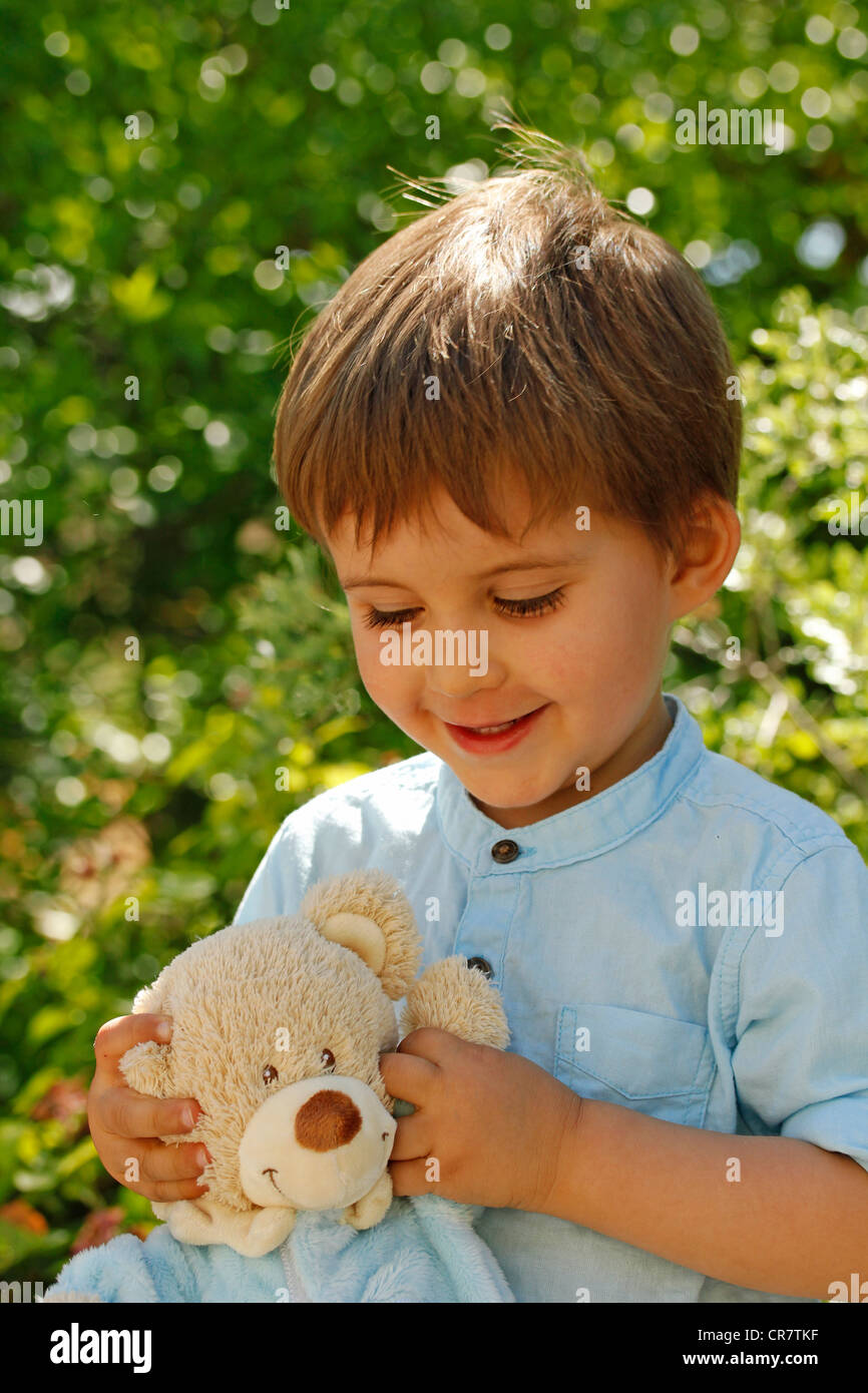 Little boy and teddy bear Stock Photo - Alamy