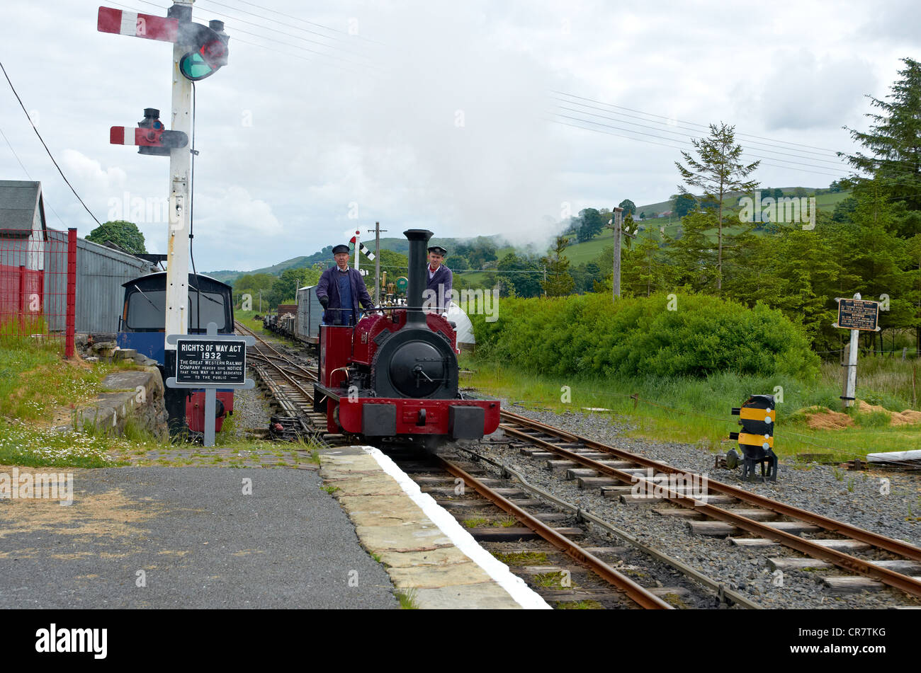 Bala Lake Railway - Llanuwchllyn station with Quarry Hunslet "Alice ...
