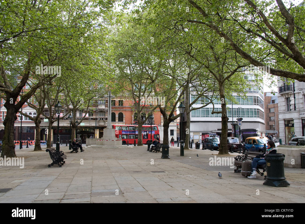 Sloane Square Chelsea seats trees Stock Photo - Alamy