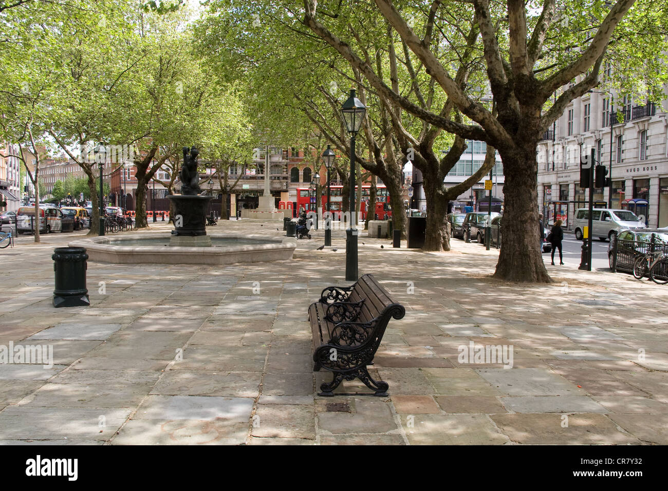 Sloane Square Chelsea seats trees fountain Stock Photo - Alamy