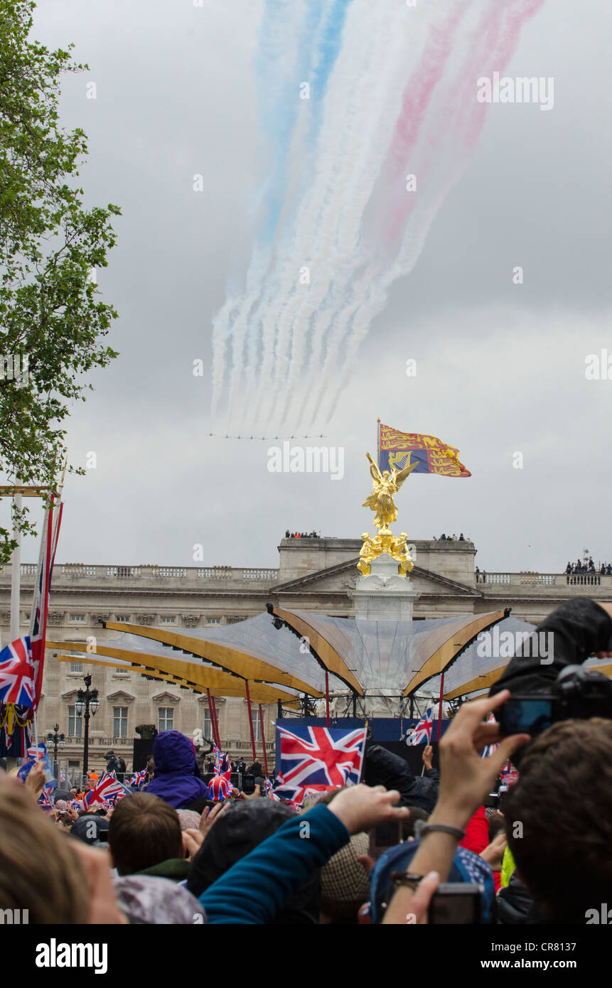 Red Arrows fly past over revelers Queen's Diamond Jubilee celebrations ...