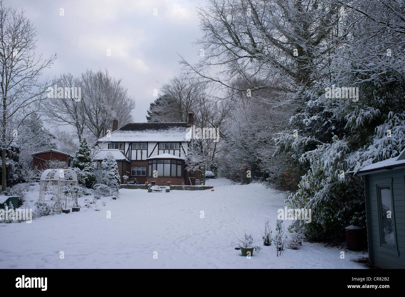 English cottage winter hi-res stock photography and images - Alamy