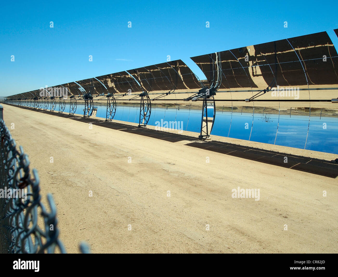 A row of solar mirrors in the Mojave Desert Stock Photo - Alamy