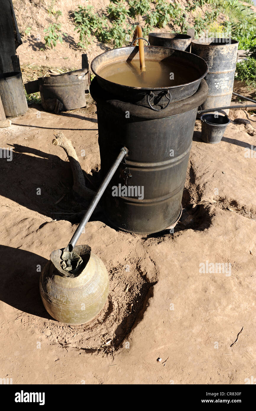 Distillation apparatus hi-res stock photography and images - Alamy