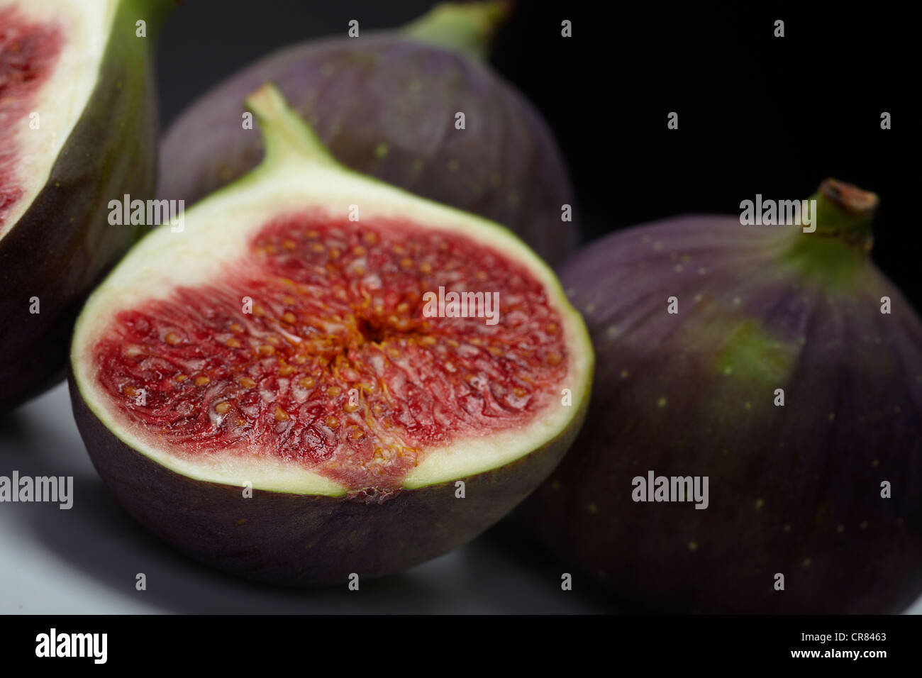 Blue figs (Ficus carica) on a white plate Stock Photo - Alamy