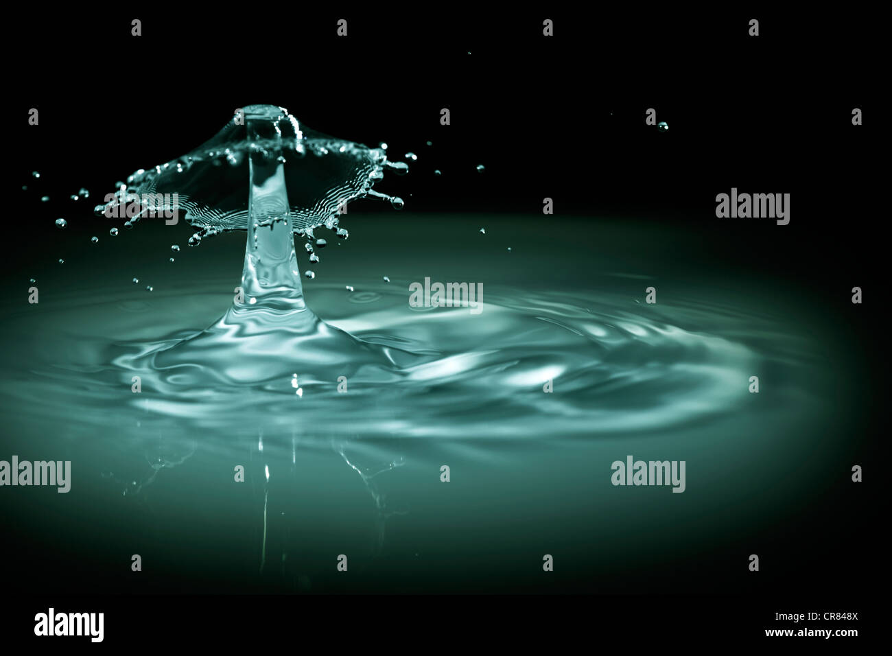 Water droplets falling bowl hi-res stock photography and images - Alamy