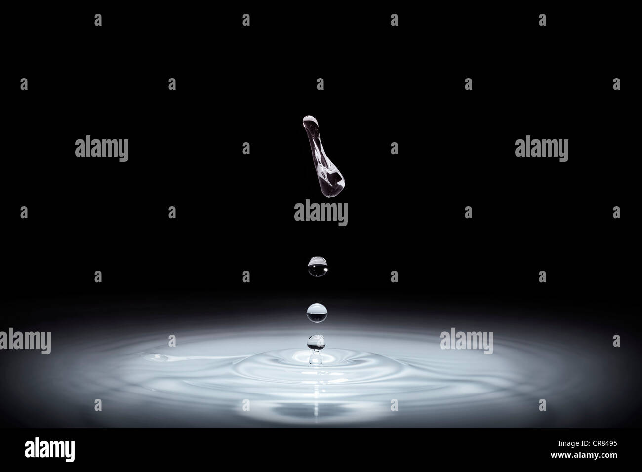 Water droplets falling bowl hi-res stock photography and images - Alamy