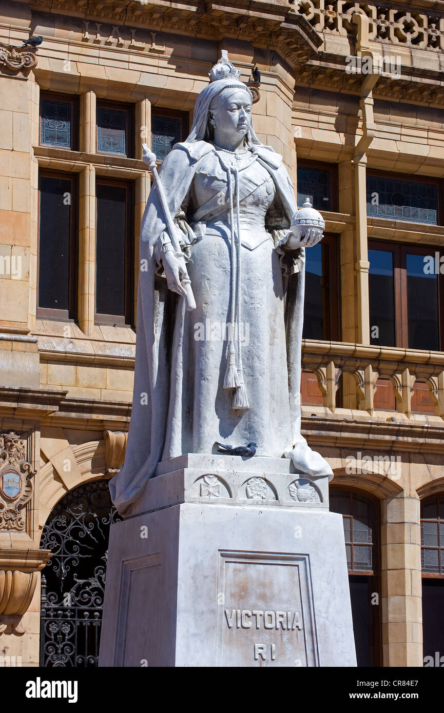 South Africa, Eastern Cape, Port Elisabeth, Public Library with statue ...