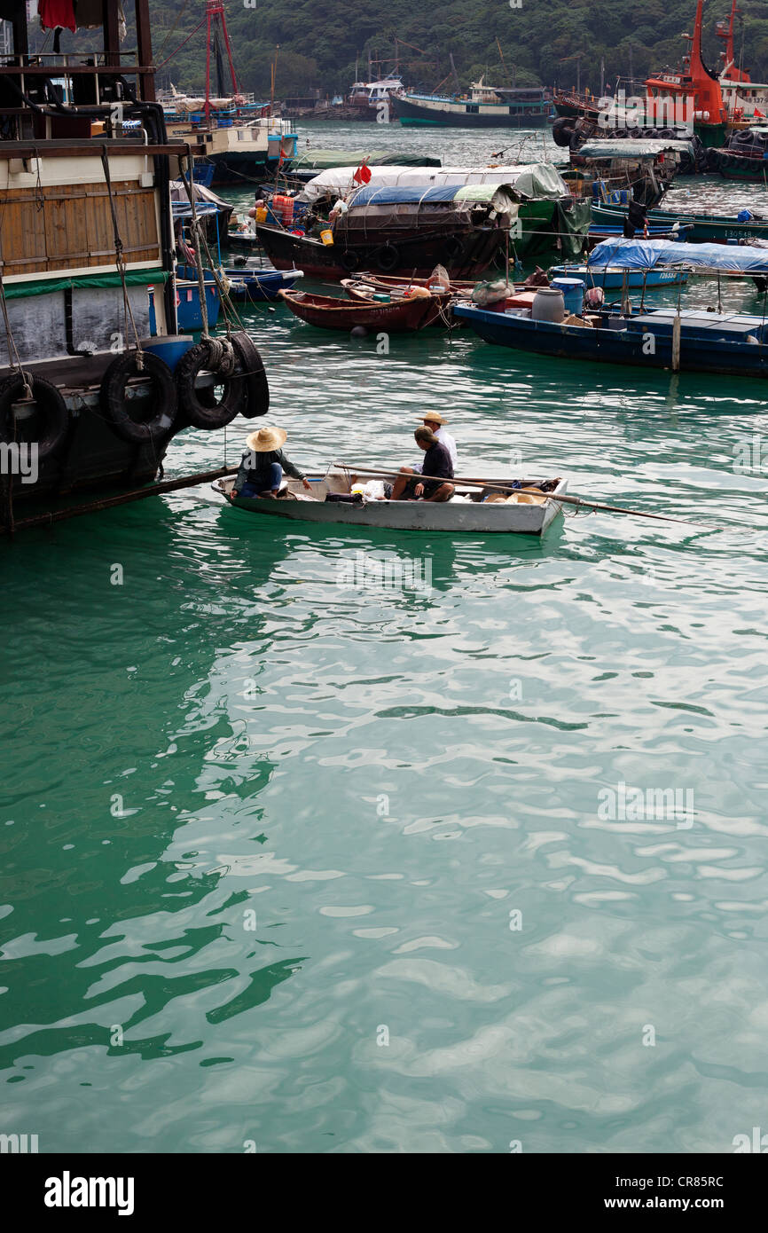 Boats in hong kong hi-res stock photography and images - Alamy