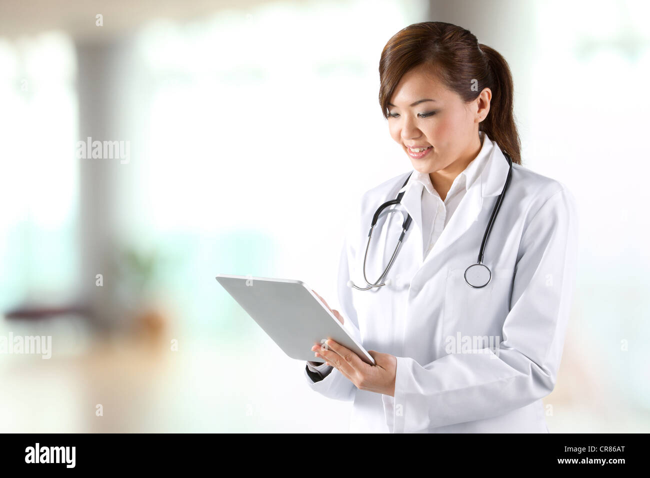 Surgeon using ipad hi-res stock photography and images - Alamy