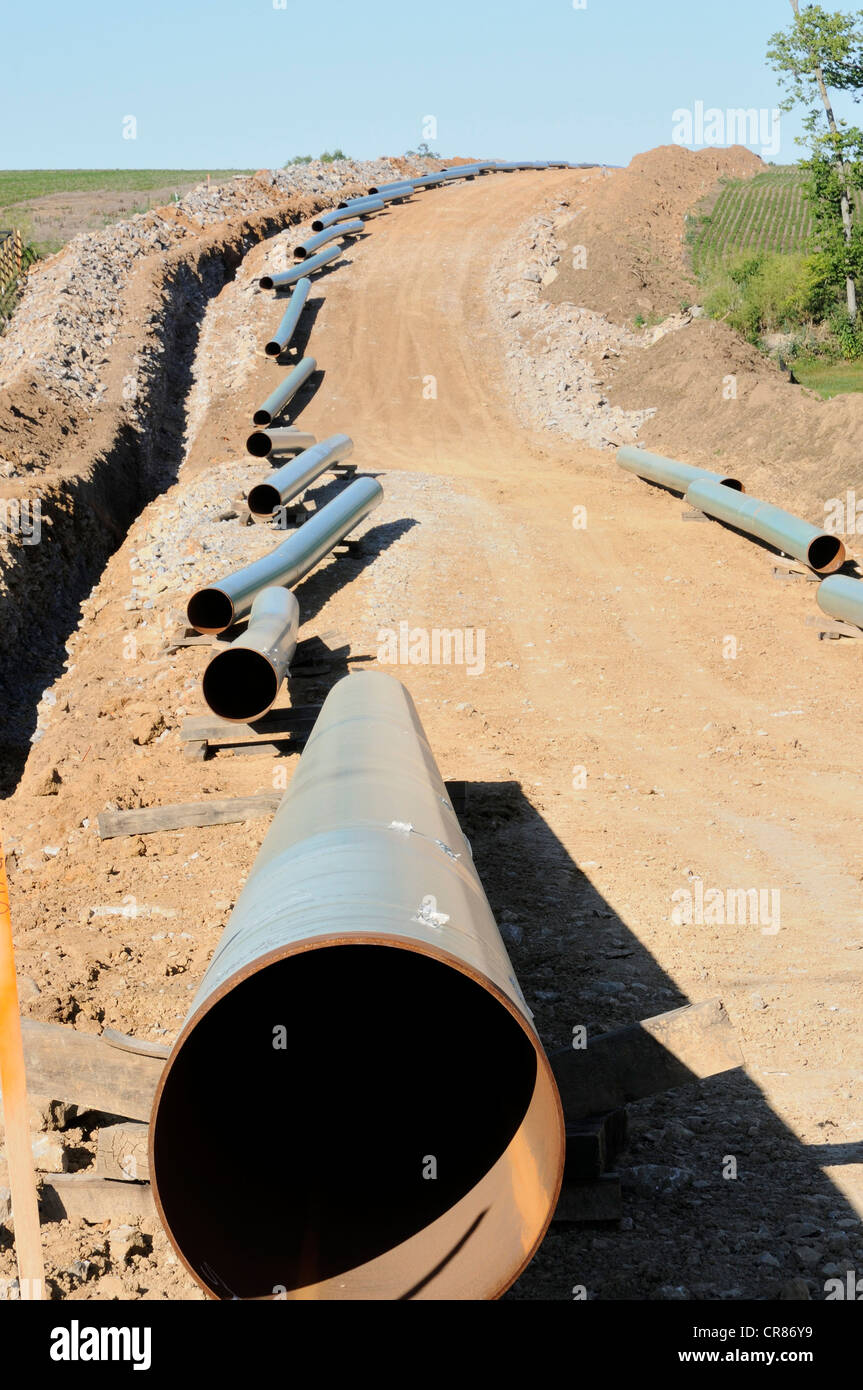 Laying a new underground oil pipeline Stock Photo - Alamy