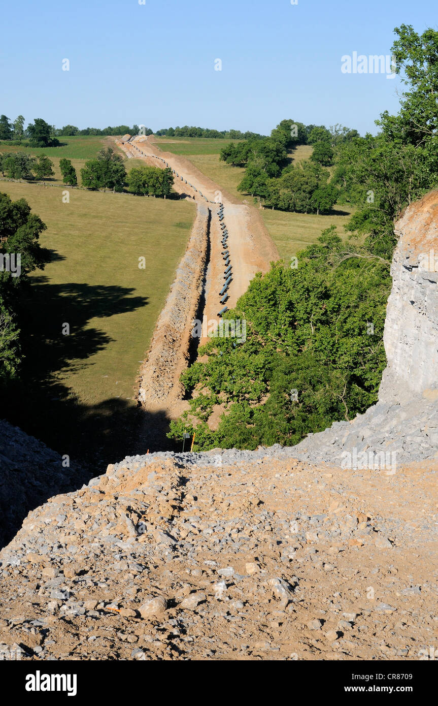 Laying a new underground oil pipeline Stock Photo - Alamy