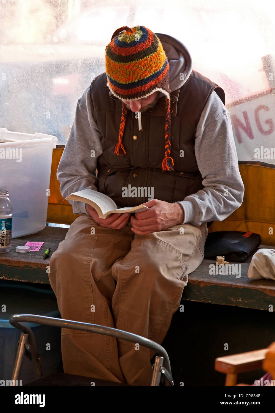 Man sitting outdoors reading book hi-res stock photography and images ...