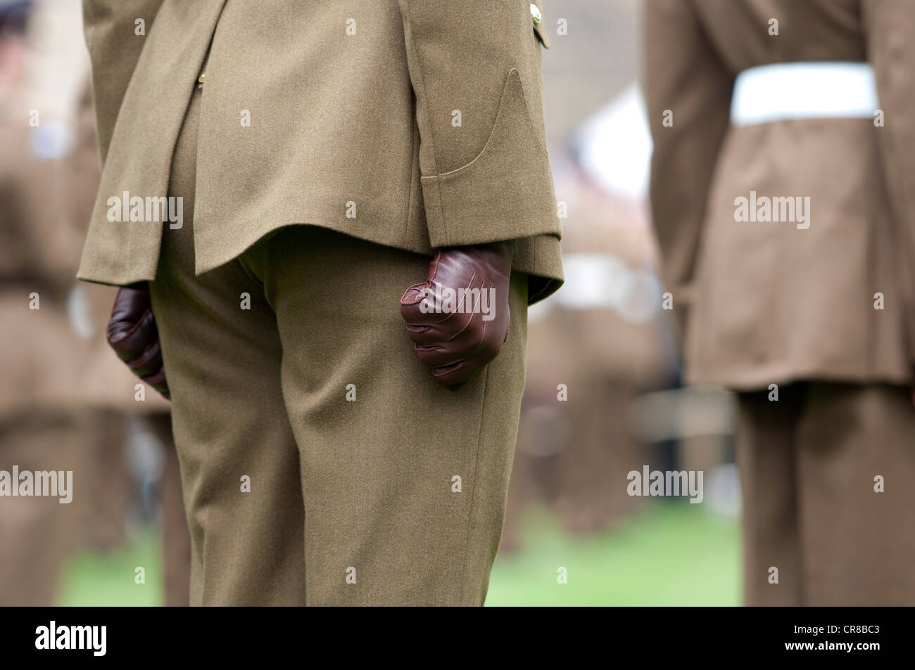 British army soldiers standing attention hi-res stock photography and ...