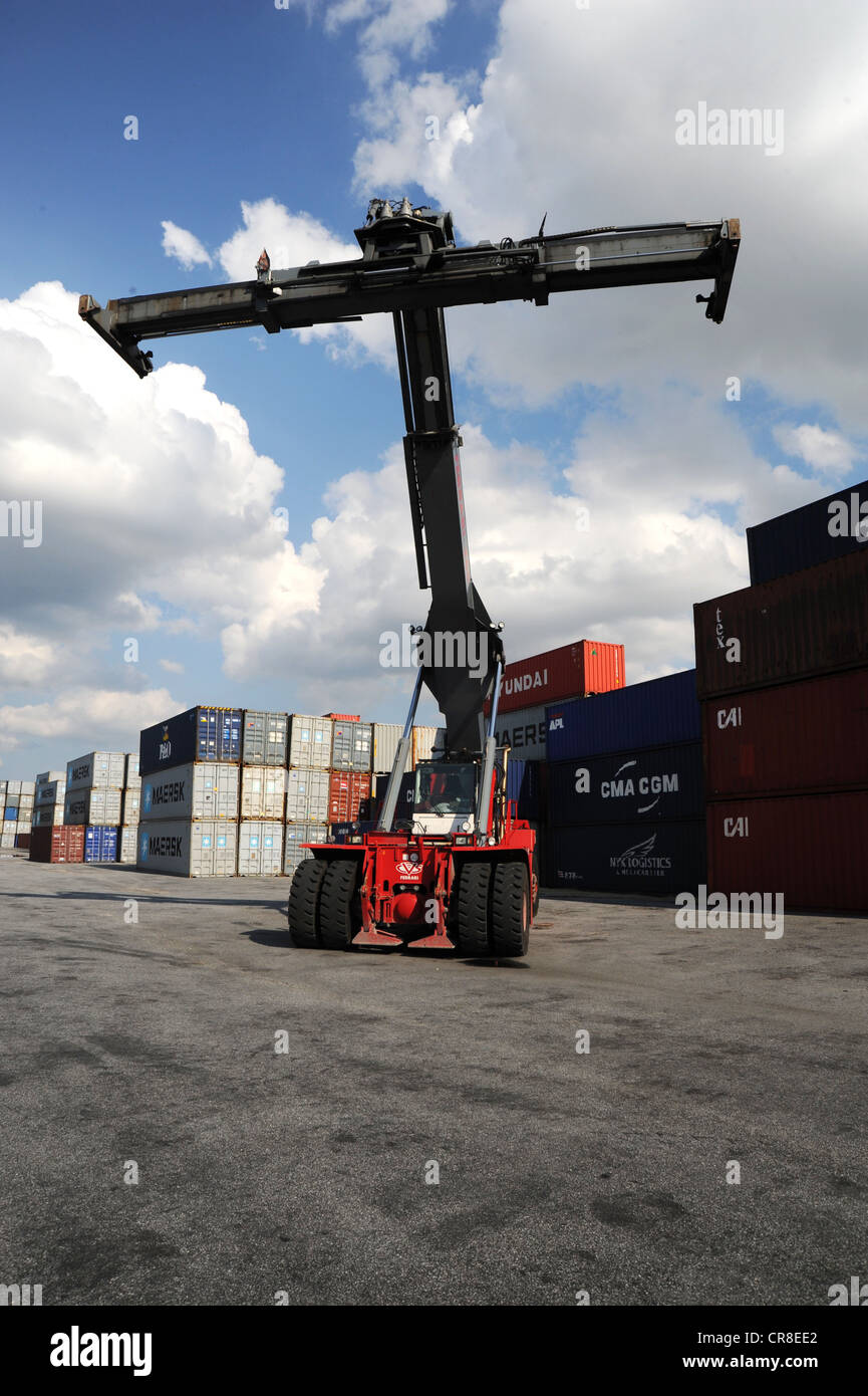 Mobile container crane hi-res stock photography and images - Alamy