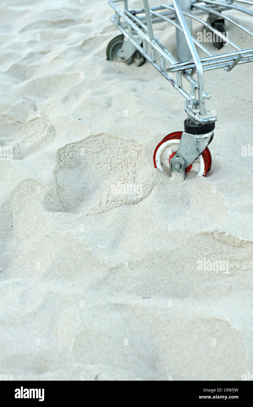 Wheel of shopping trolley stuck in deep beach sand Stock Photo - Alamy