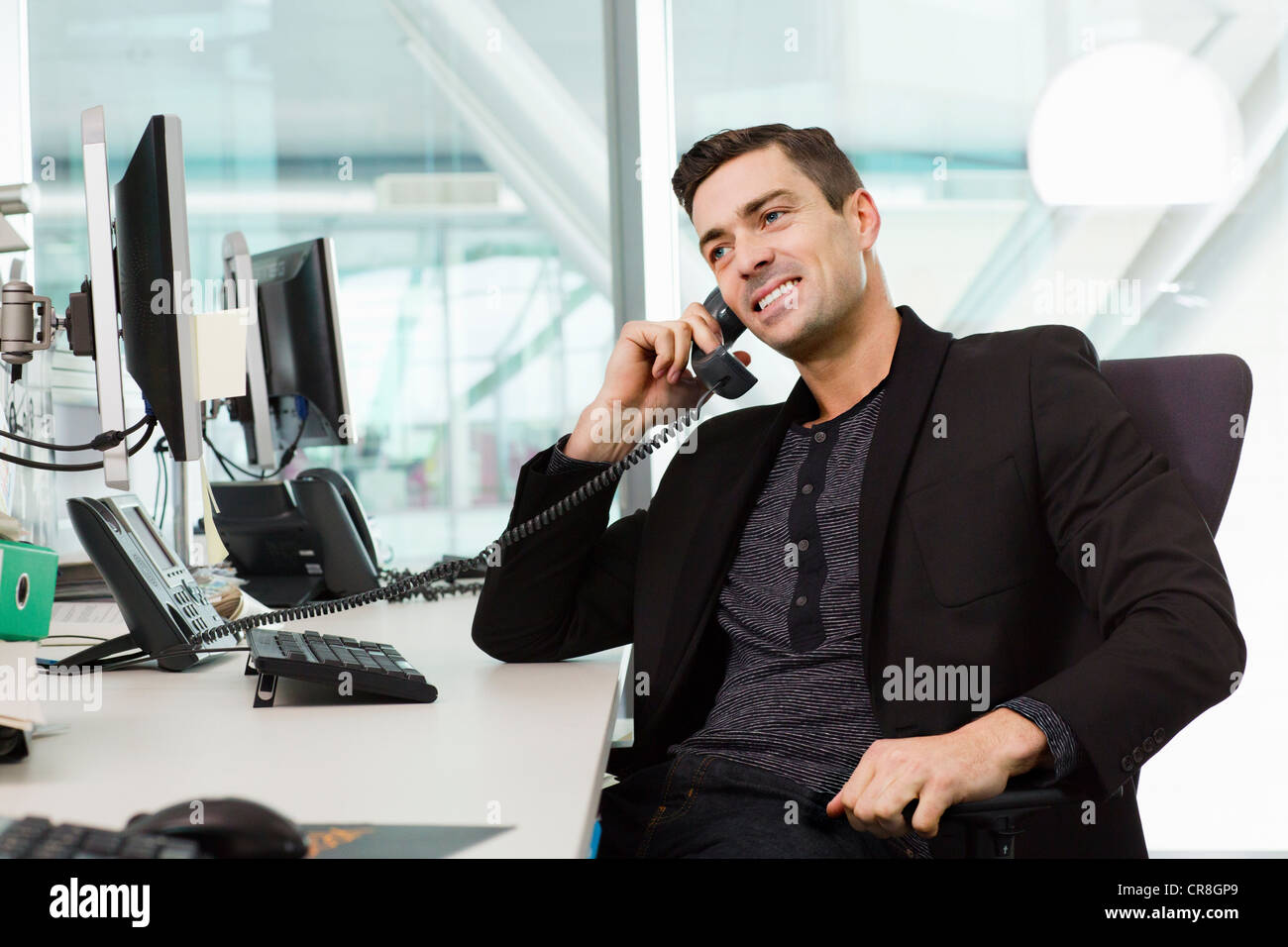 Man youn technology hi-res stock photography and images - Alamy