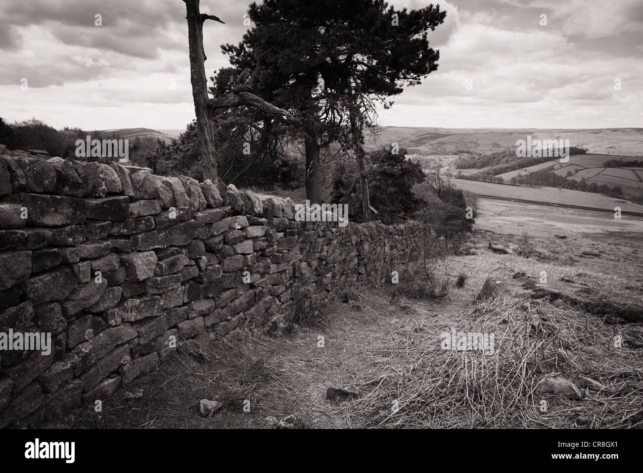 Stanage Edge in the Peak District. The longest gritstone edge in ...