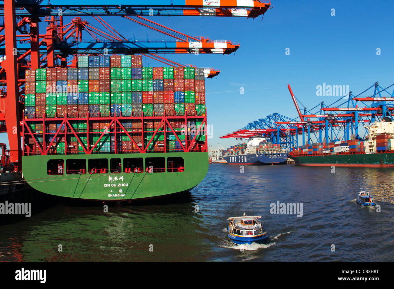 Shipping containers being loaded hi-res stock photography and images ...