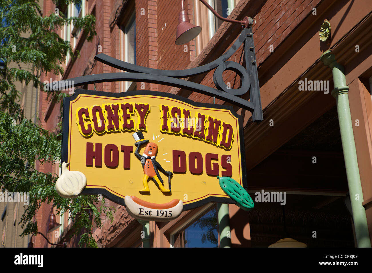 Hanging sign hi-res stock photography and images - Alamy