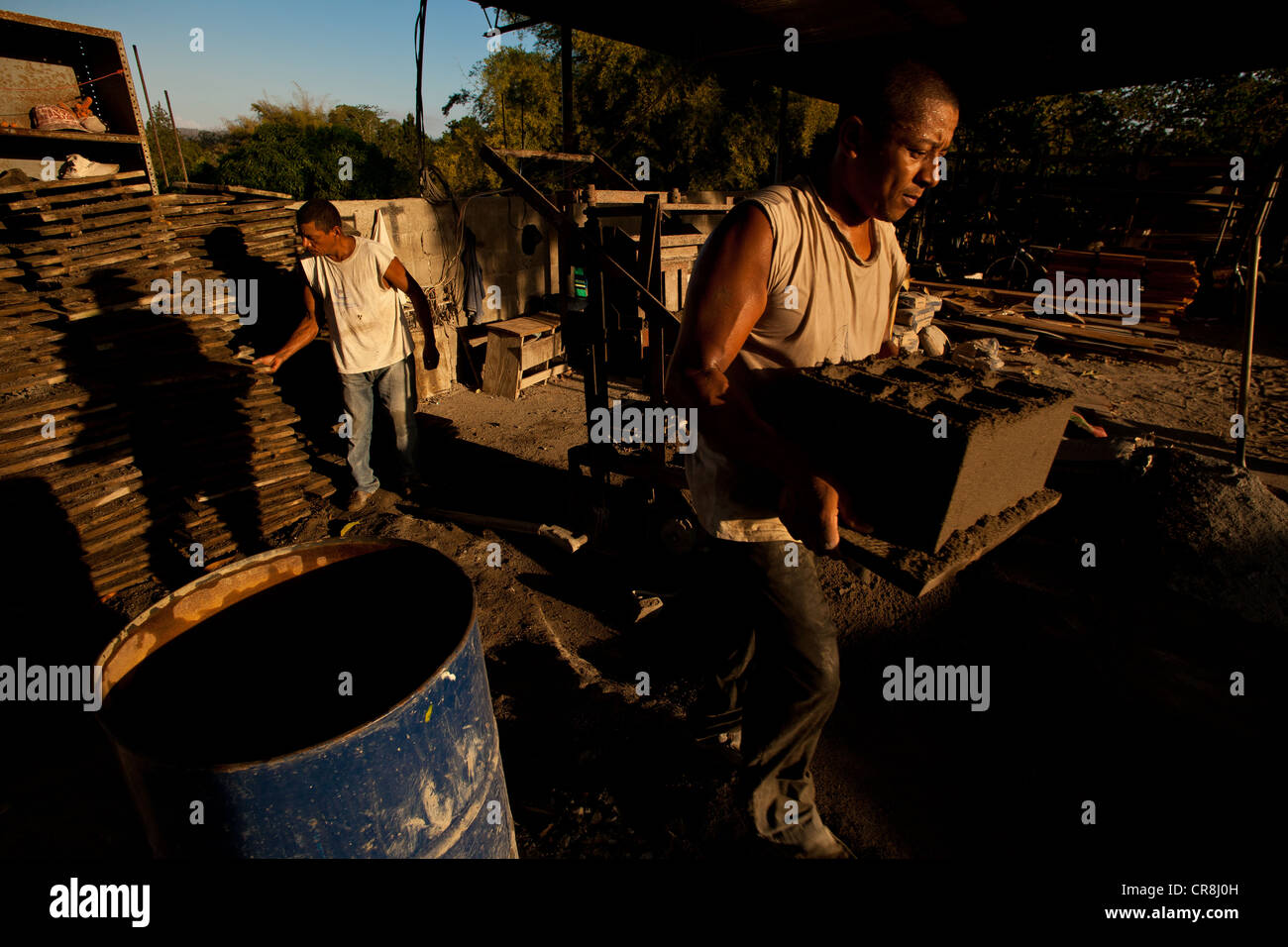 Central america construction workers hi-res stock photography and ...