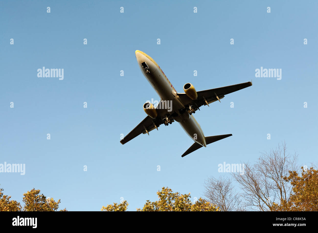 Boeing 737 landing hi-res stock photography and images - Alamy