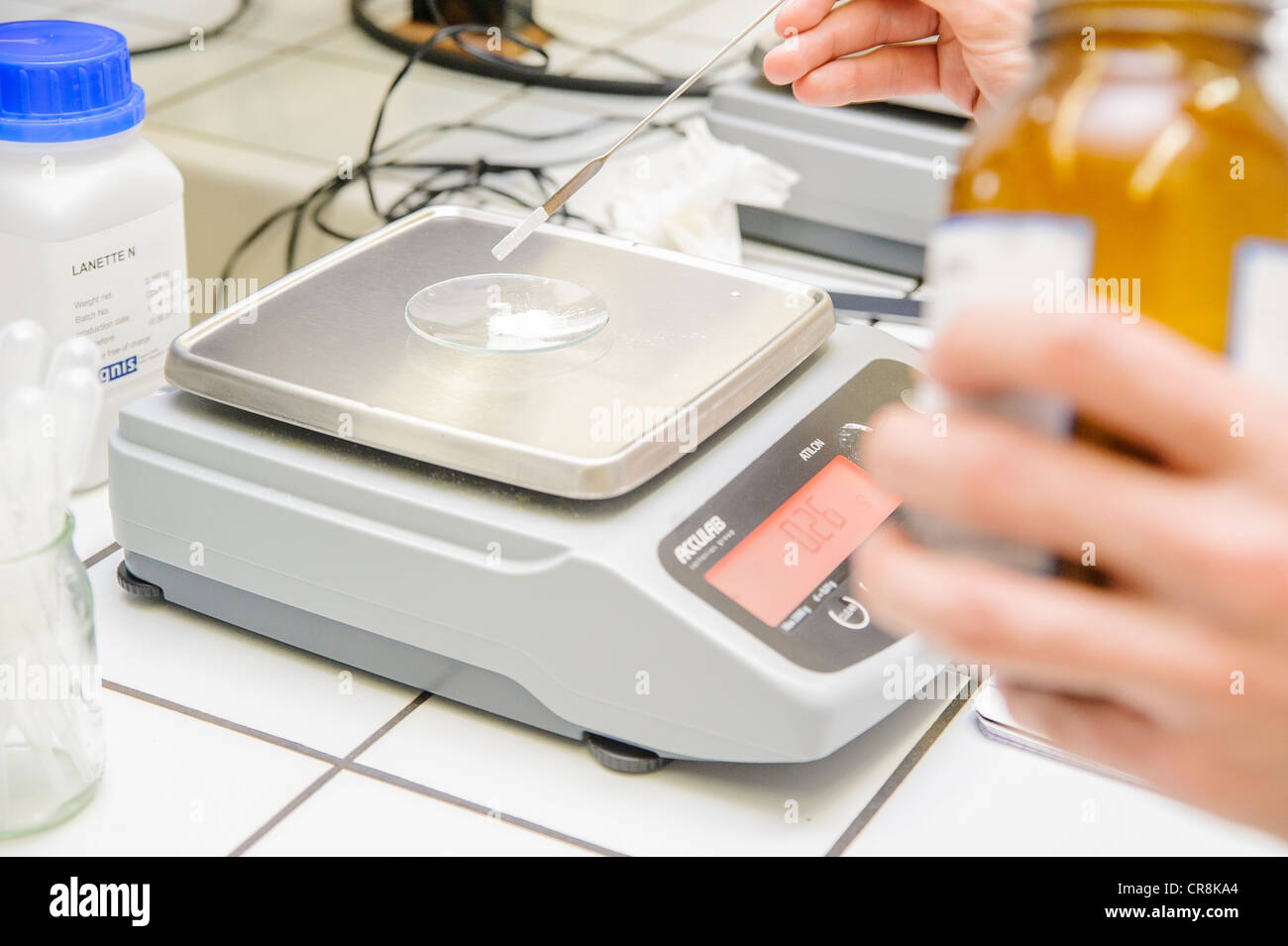 Laboratory scale hi-res stock photography and images - Alamy