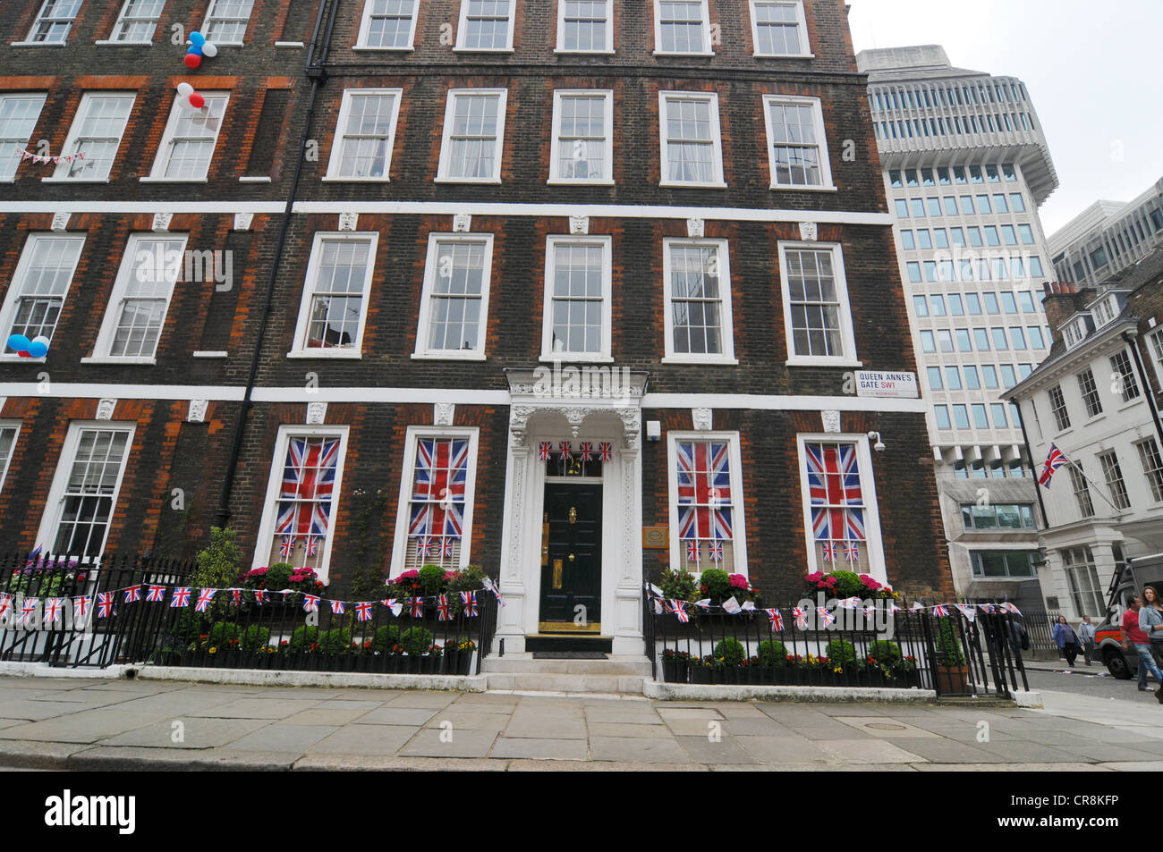 Decorated with union jack flags hi-res stock photography and images - Alamy