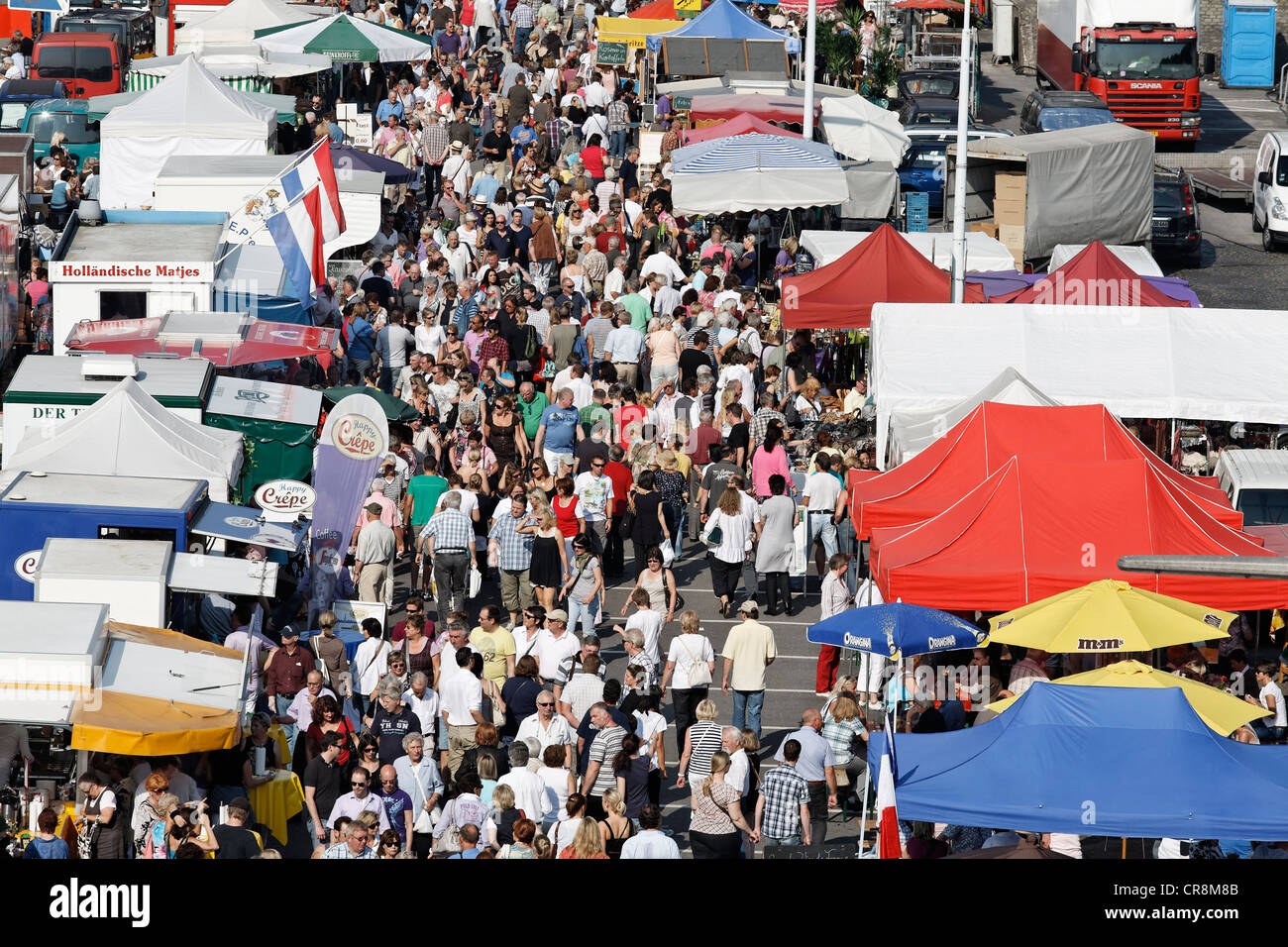 Crowd between stalls, fish market, Tonhallenufer, Duesseldorf, North ...