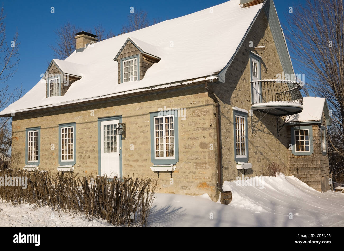 Traditional canadian house hi-res stock photography and images - Alamy