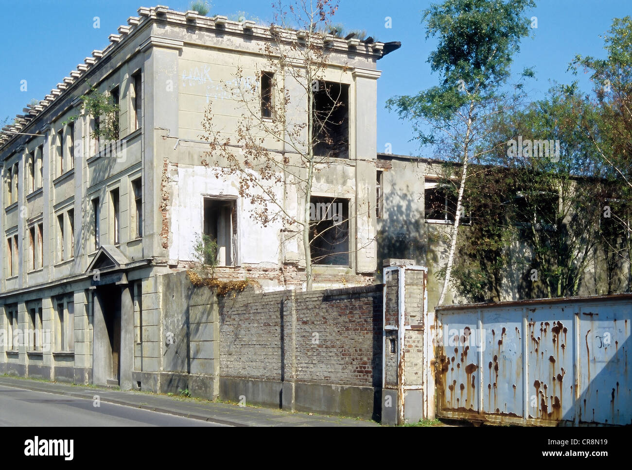 Run down factory hi-res stock photography and images - Alamy