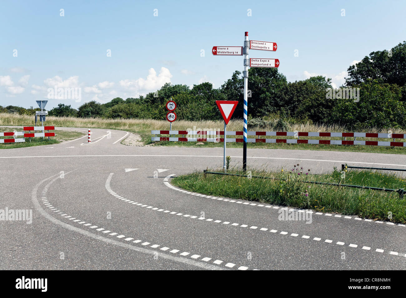 Bicycle crossing sign hi-res stock photography and images - Alamy