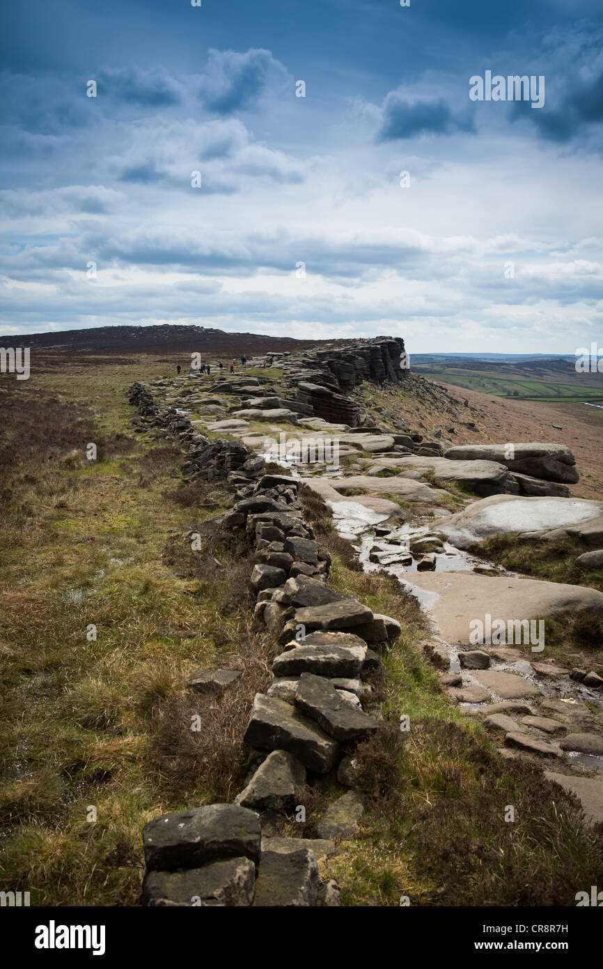 Stanage Edge in the Peak District. The longest gritstone edge in ...