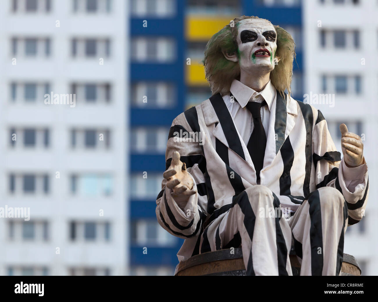 Fun fair figure in front of the facade of a Berlin apartment building ...