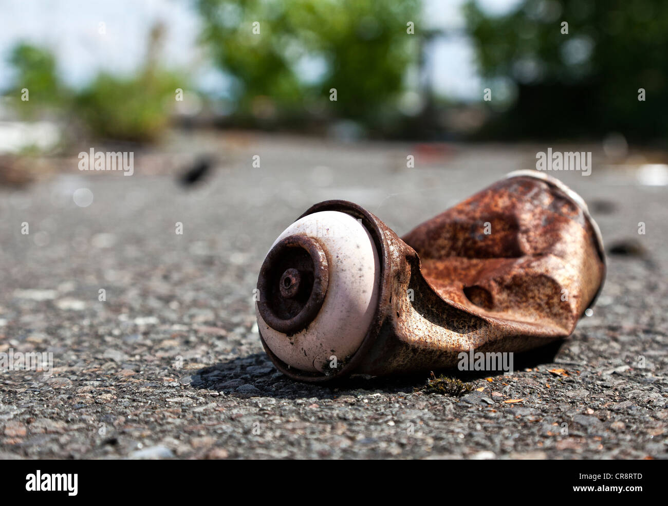 Rusty spray can on asphalt Stock Photo - Alamy