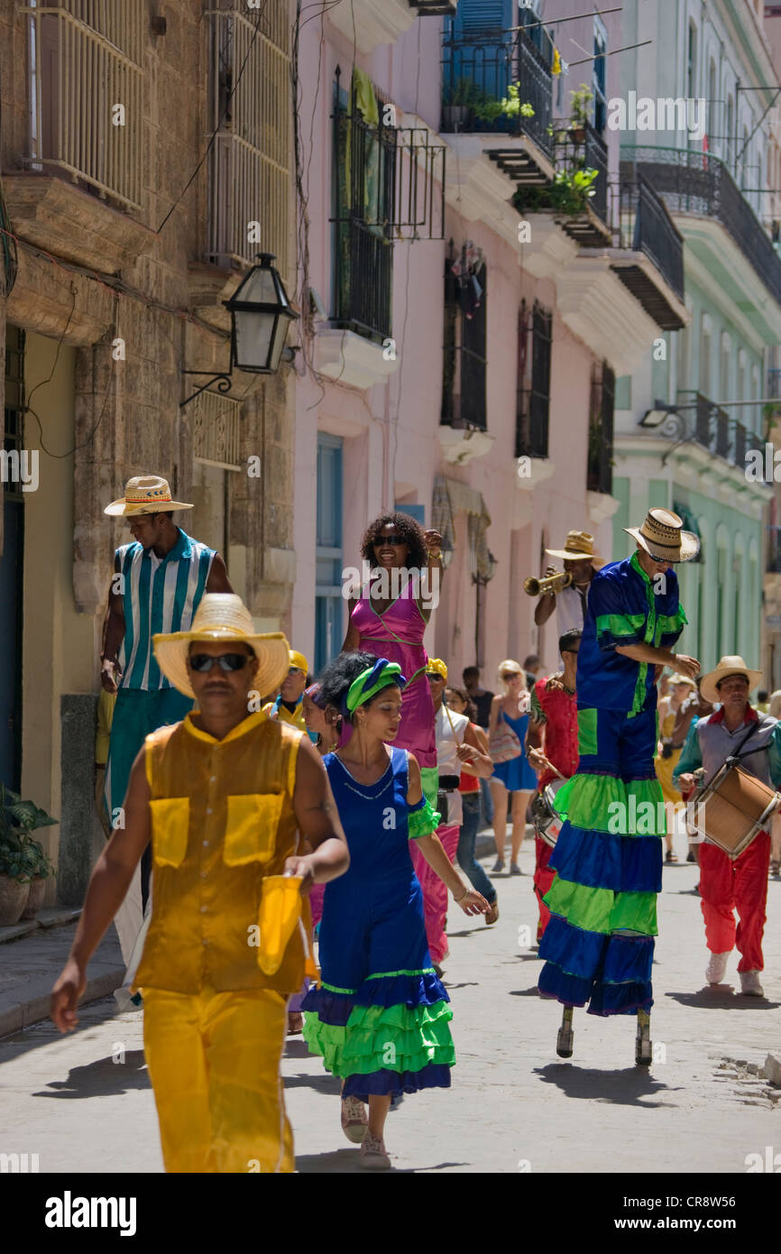 Historic havana cuba alley hi-res stock photography and images - Alamy