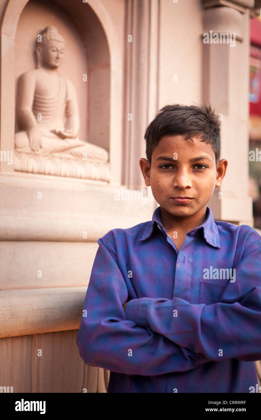 Young boy stand on Mahabodhi temple gate, Bodh Gaya, Bihar, India Stock ...