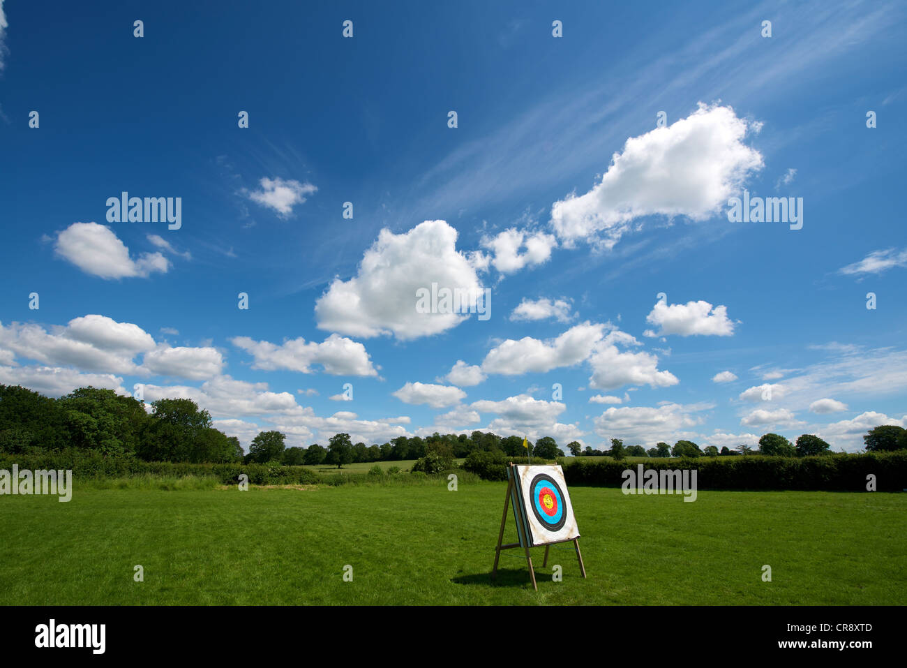 Archery target hi-res stock photography and images - Alamy