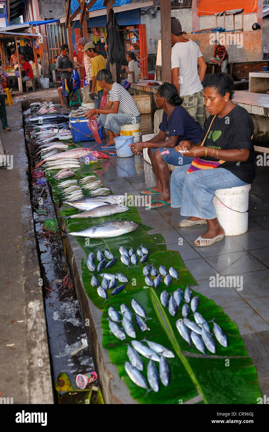 Fish sales at the fish market, fish are presented on banana leaves ...