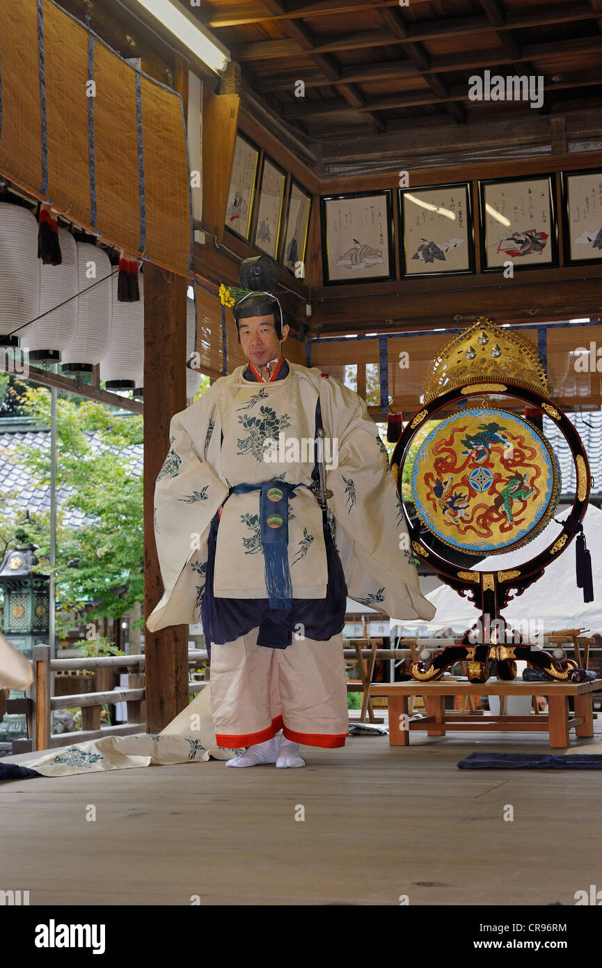 Shinto shrine dancer in Imamiya Shrine, Jidai-Matsuri Autumn Festival ...