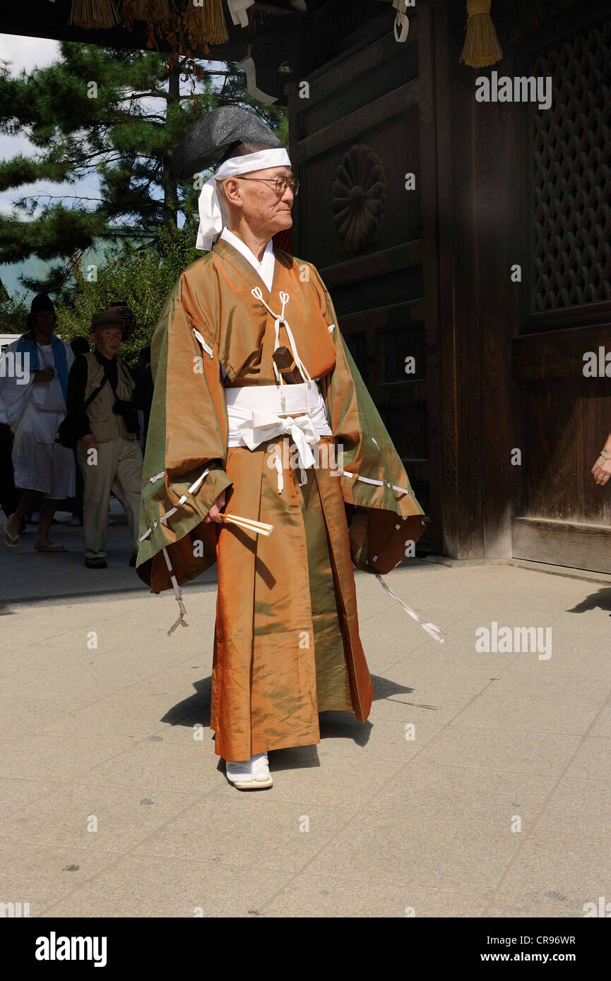 Traditionally dressed Japanese man at a temple festival, Matsuri ...